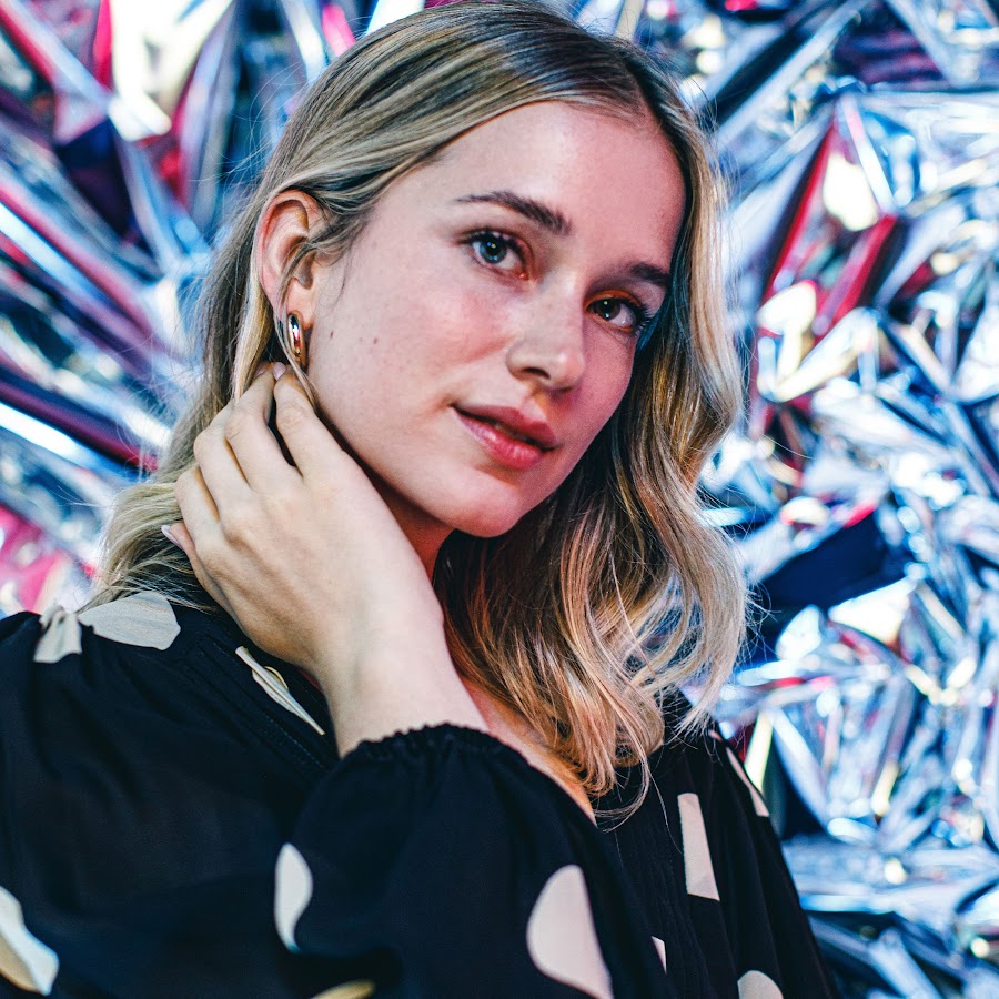 Elizabeth Lail Brasil - YouTube