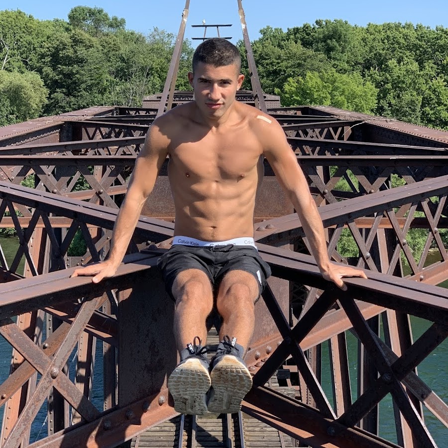 L'Acrobate - YouTube