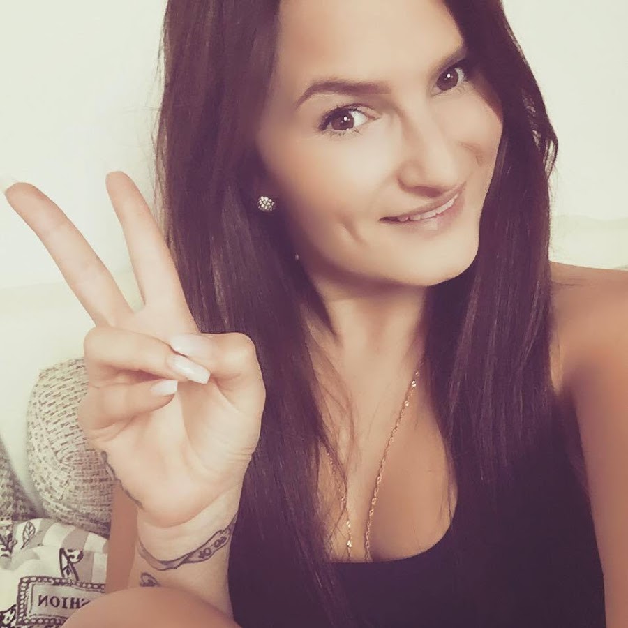 Holly Banks - YouTube