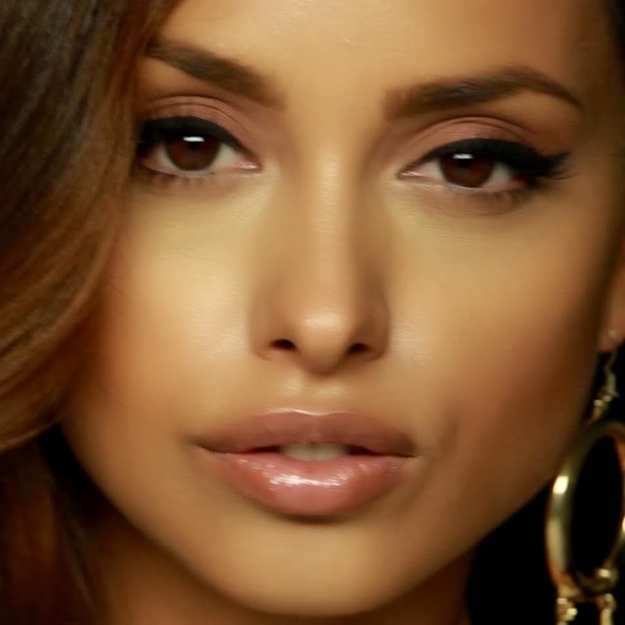 Lariss - YouTube
