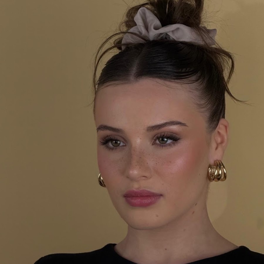 Carla Officiel - YouTube