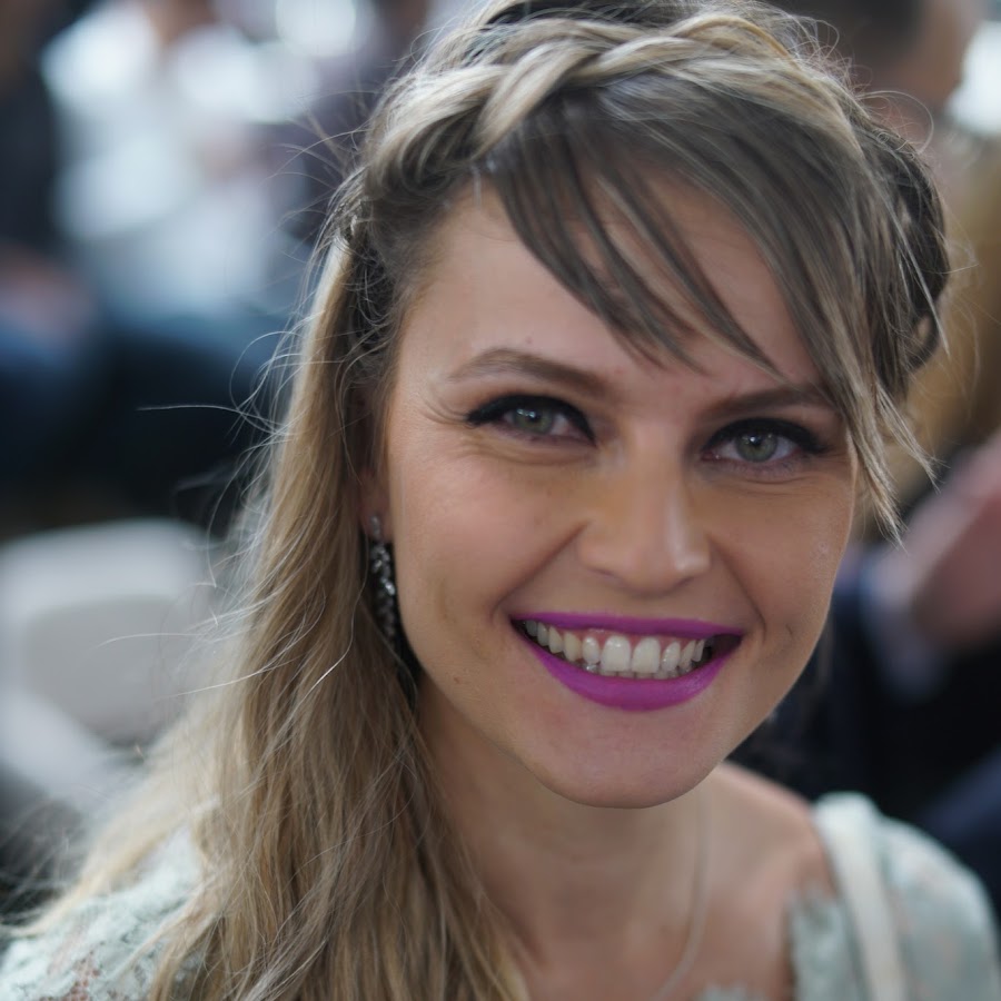 Gloria Alvarez - YouTube