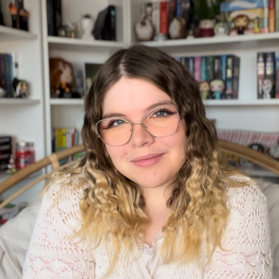 Marie Typhaine au fil des pages - YouTube