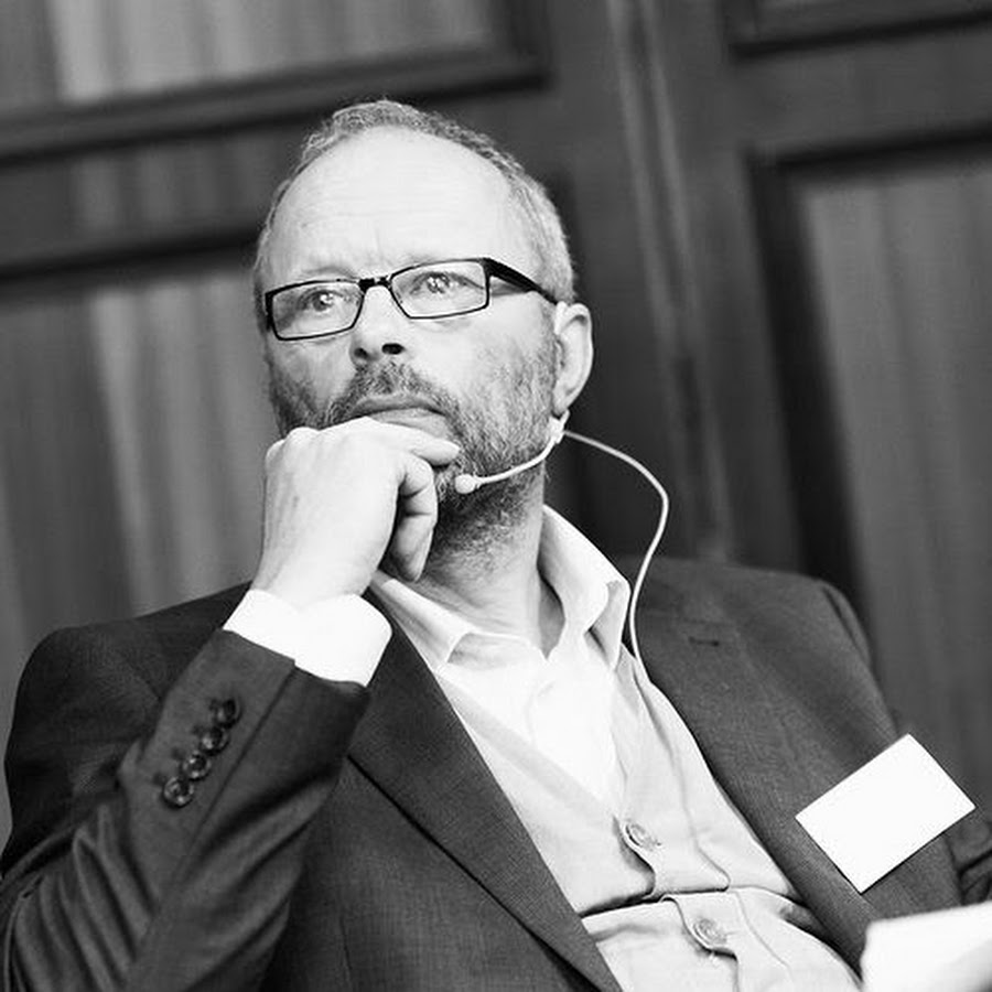 Robert Llewellyn - YouTube