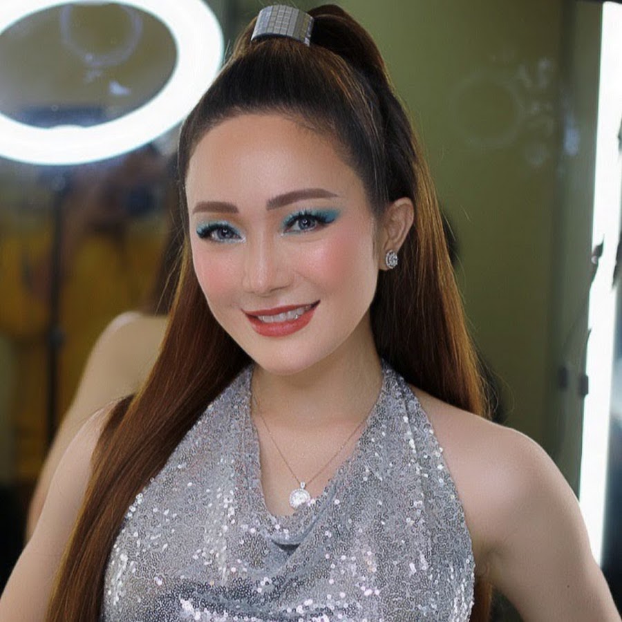 Kitkat Favia comedian - YouTube