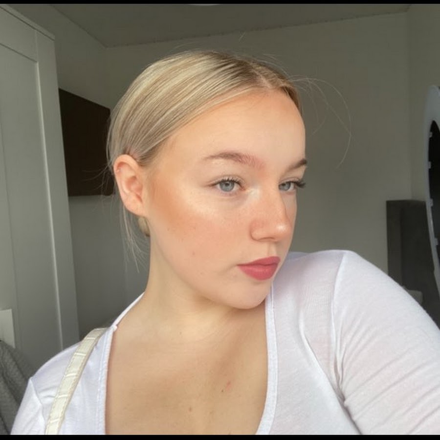 Ellie Hart - YouTube