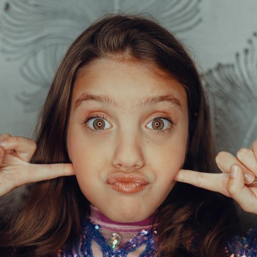 Anabella Queen - YouTube