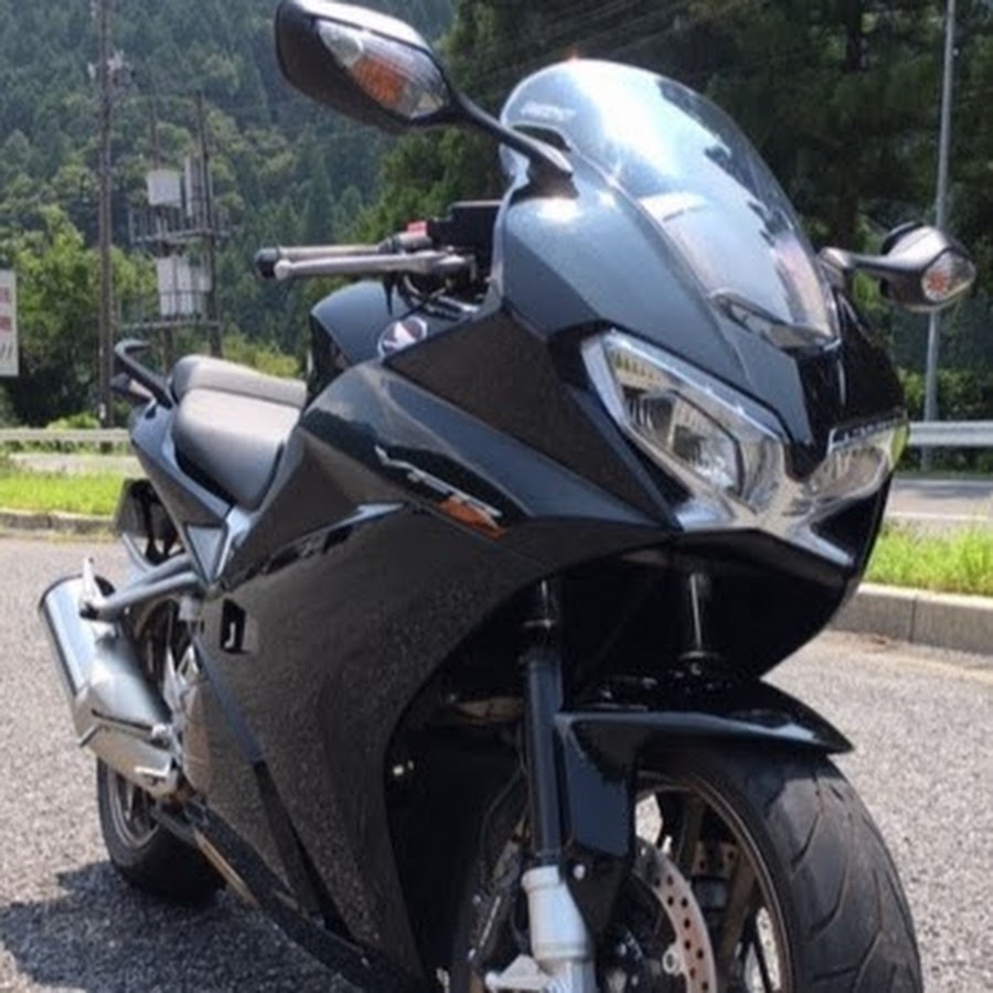 RC79 VFR800F - YouTube