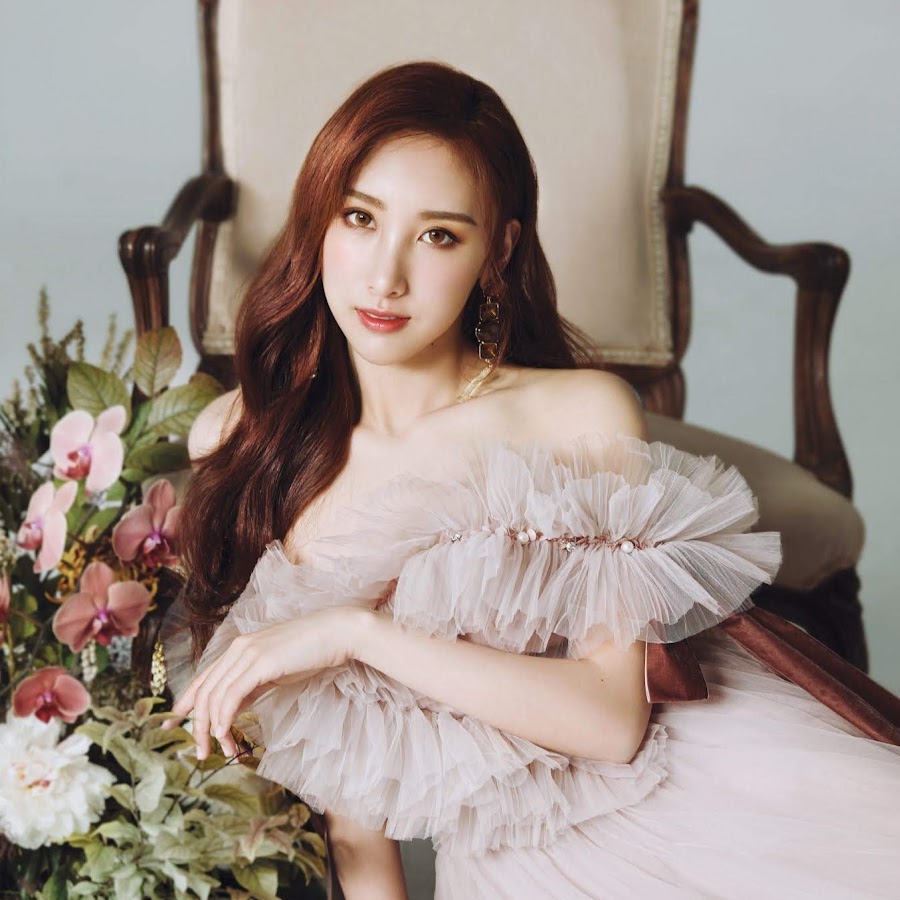 Angela Hui 許靖韻「小背心」 - YouTube