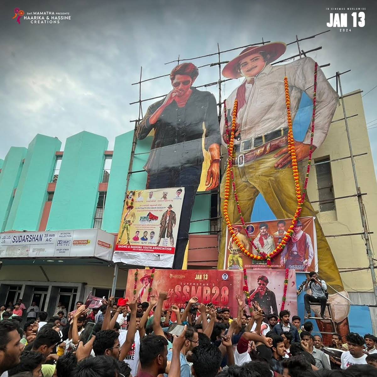 Movie teaser kosam intamandi theatre ki velara? chala kali ga unaru ...