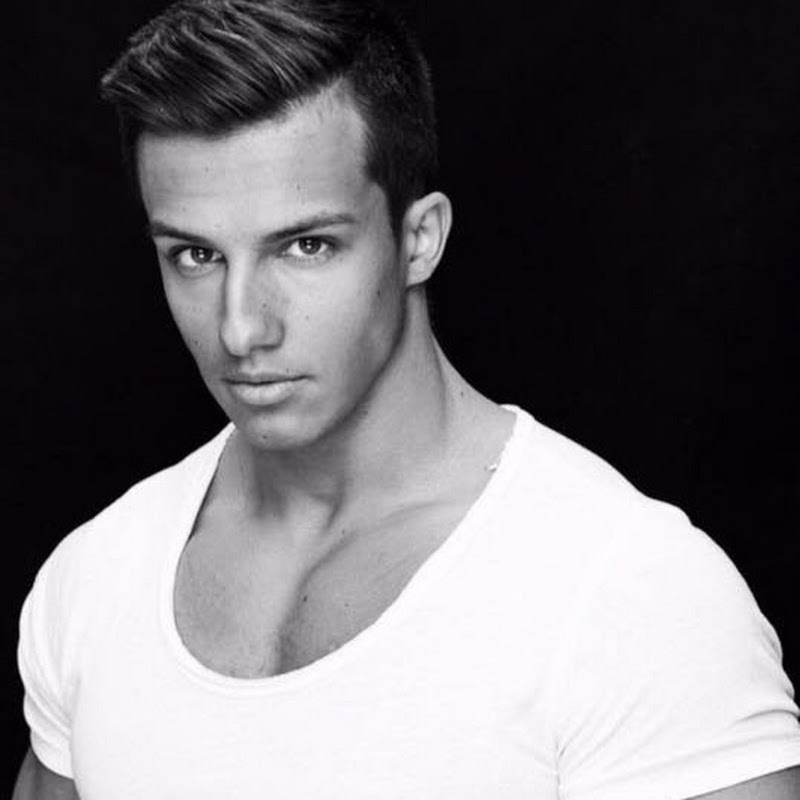 Dashboard Video : Tim Gabel Posing am Strand - beach flexing chest, abs ...